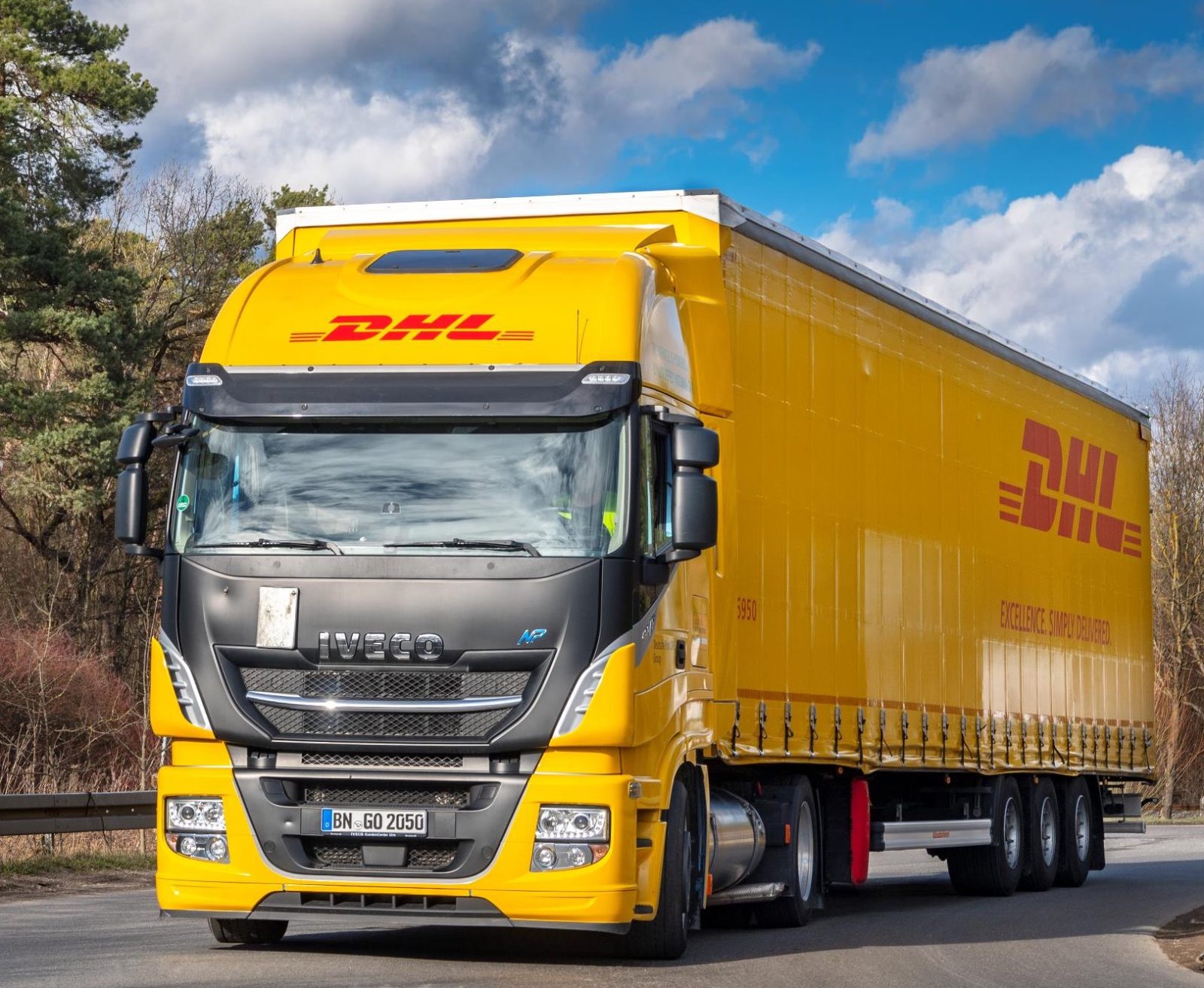 LNG truck with mega trailer tests by DHL Freight in Germany – Global ...